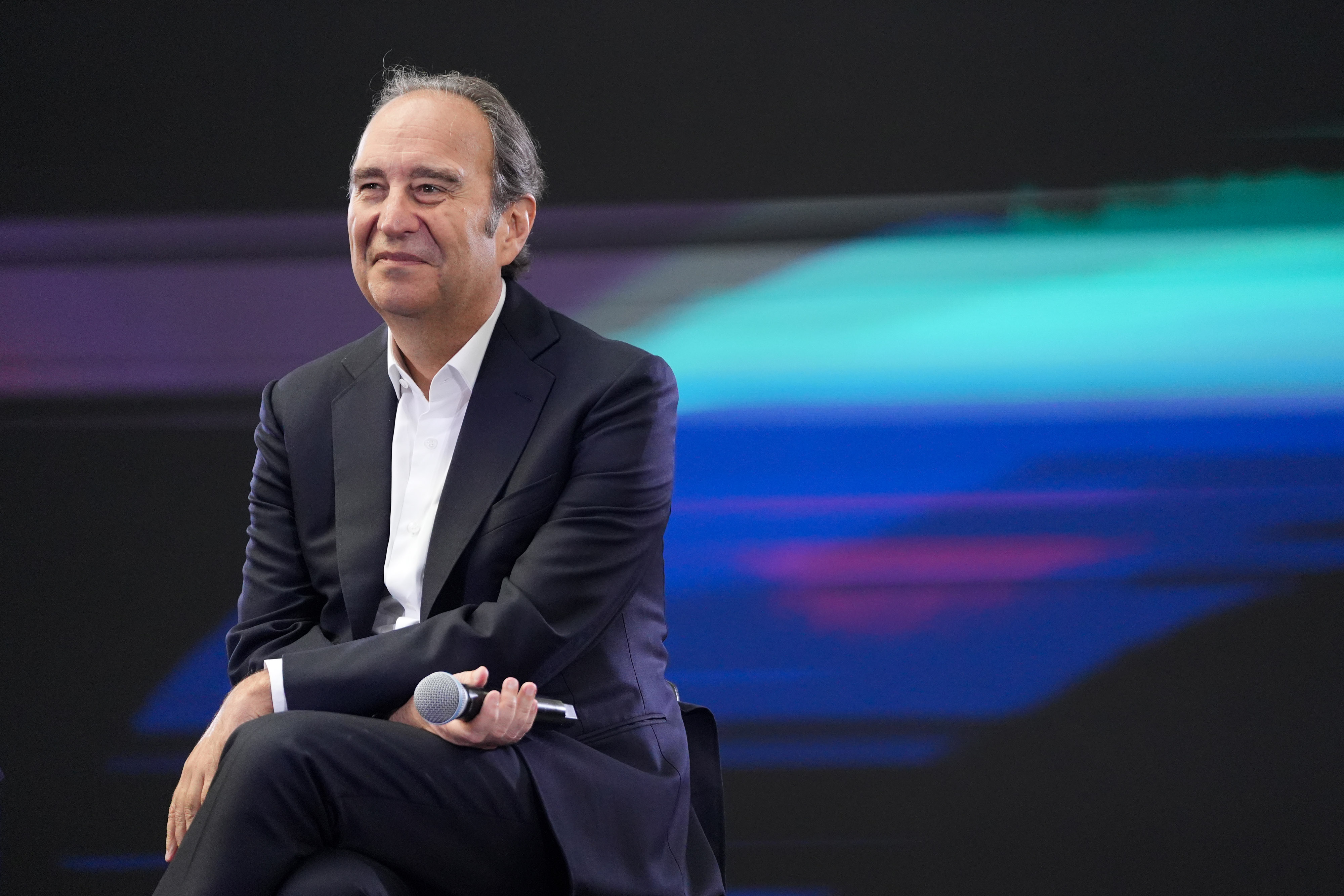 Billionaire Niel’s Voice AI Takes on ChatGPT With French Accent - Bloomberg