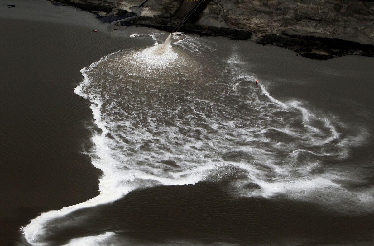 340 Billion Gallons of Sludge Spur Environmental Fears in Canada ...