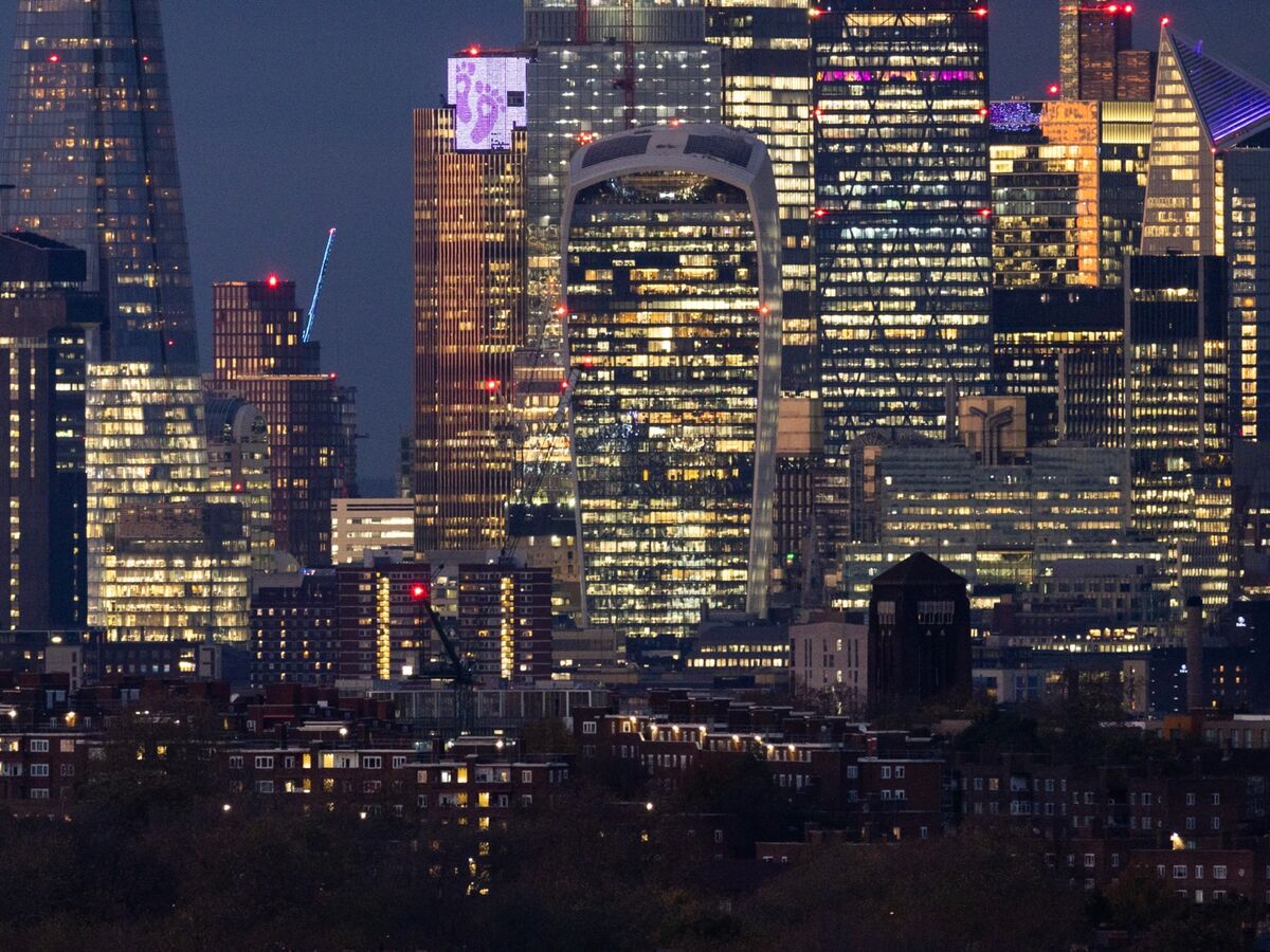 Pound Bounce Gives London an Edge Over Paris Again: City Latest - Bloomberg