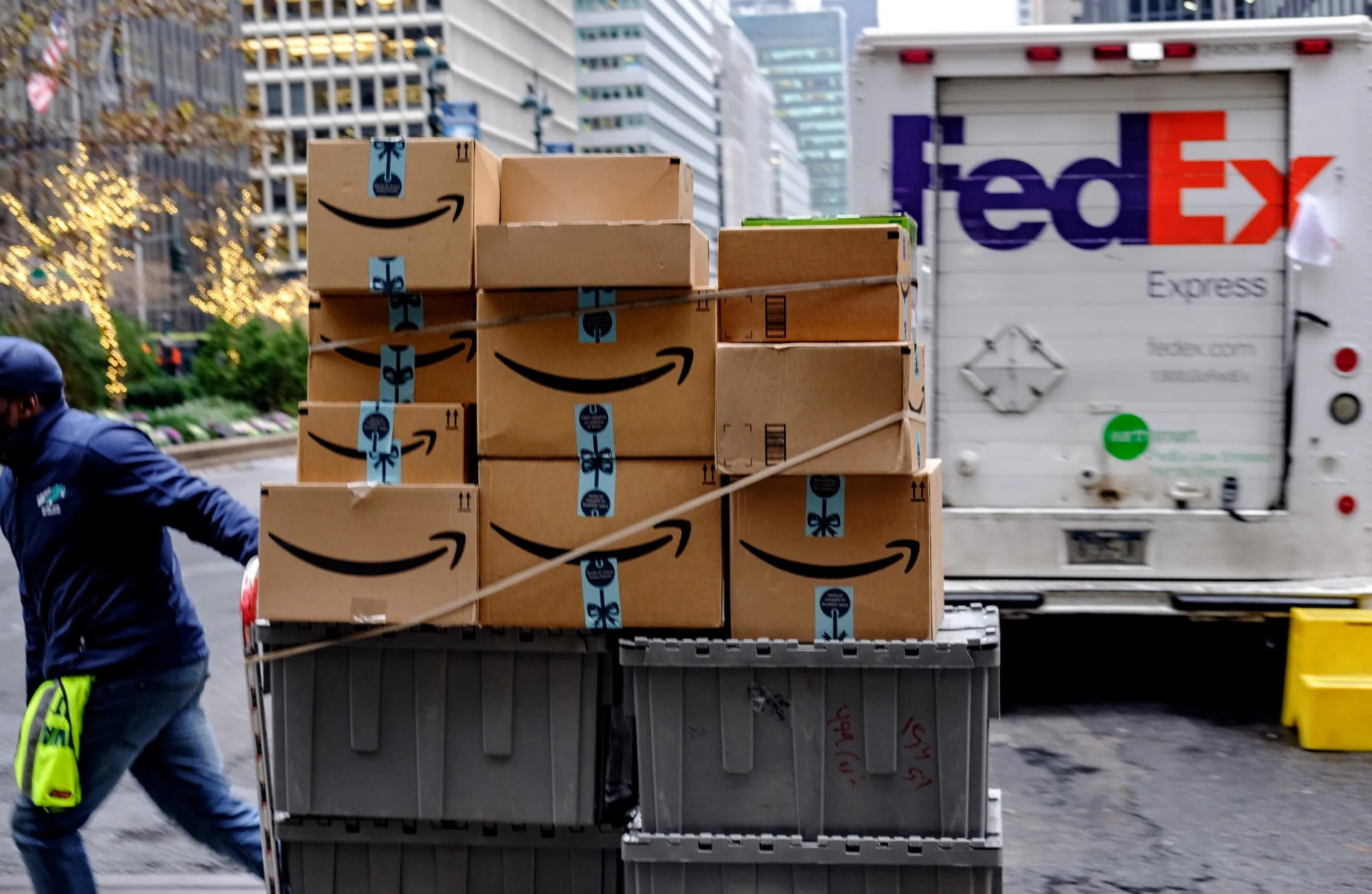 FedEx Trims Amazon Ties as Retailer Flexes Delivery Muscles - Bloomberg