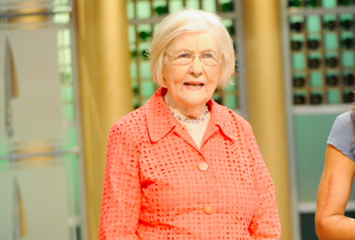 Writer of Viral Olive Garden Review Grateful for Bourdain - Bloomberg