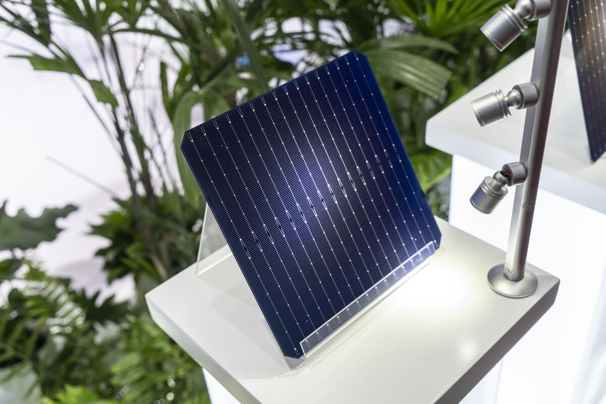 China Vows to Rein In Redundant Solar Factory Investment - Bloomberg