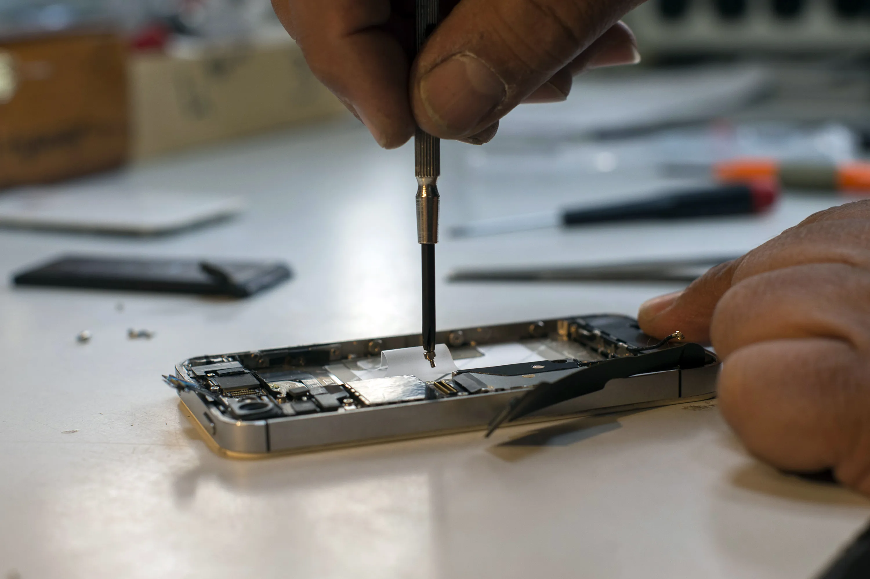 Apple’s Repair Reversal Is a Win for Everyone - Bloomberg
