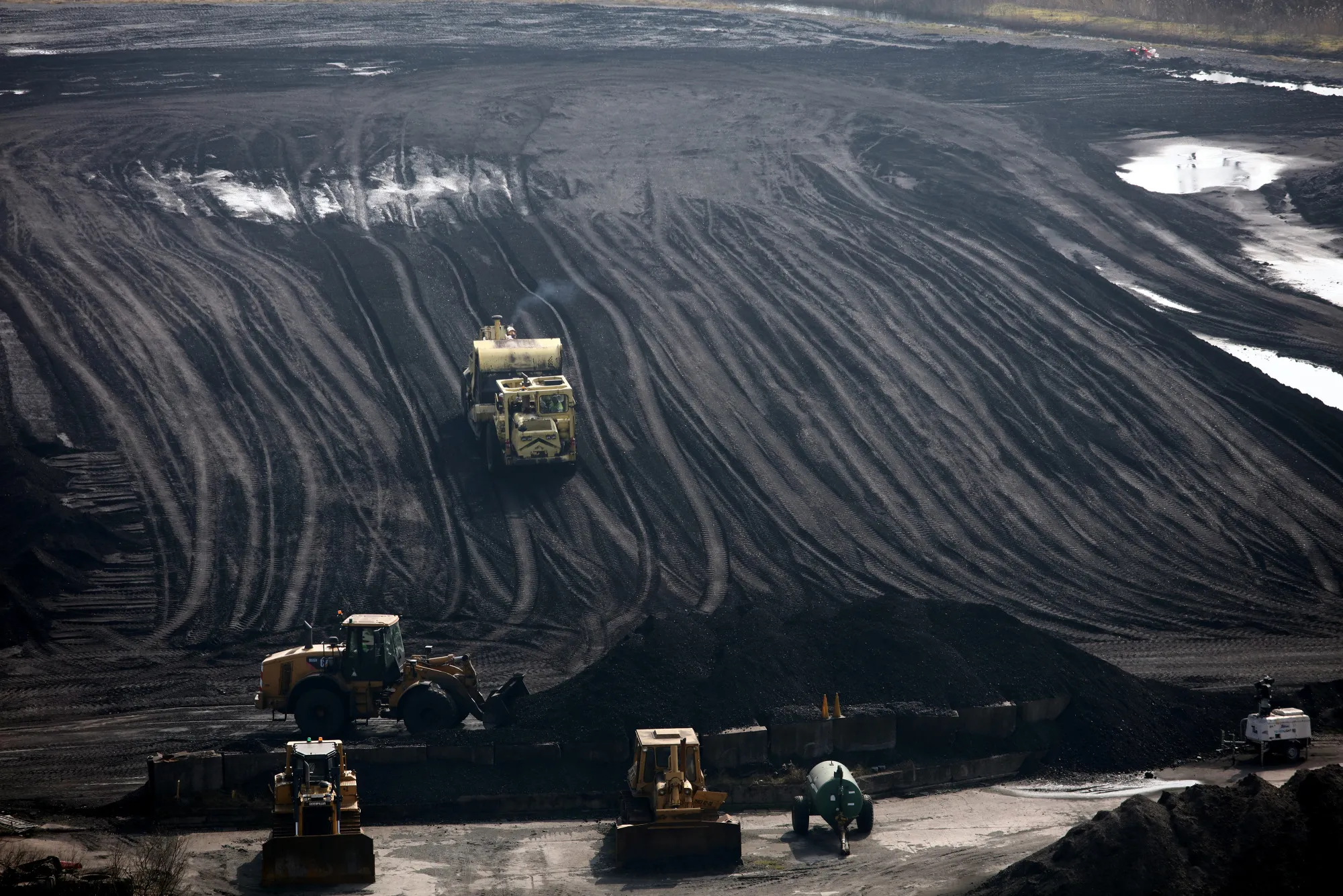 Lloyd’s of London Plans to Exit Fossil-Fuel Insurance by 2030 - Bloomberg