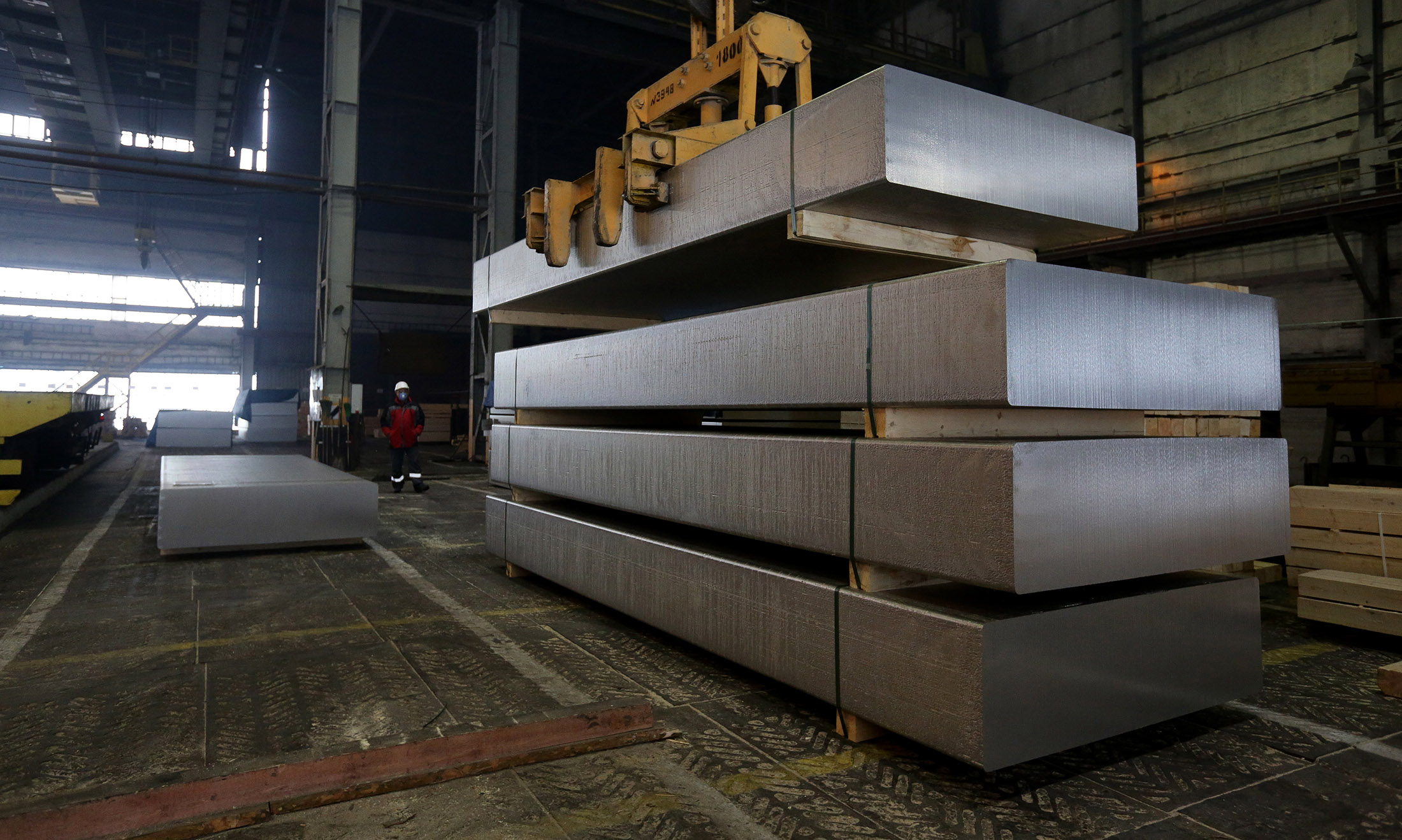 Metals Cap Turbulent Week as Rusal Sanctions Fuel Supply Fears - Bloomberg