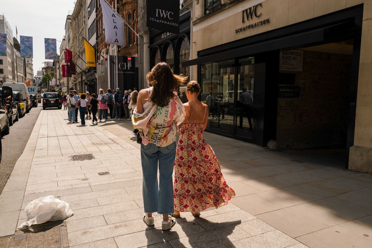 Britain’s Rich Hit Most by Inflation and High Interest Rates - Bloomberg