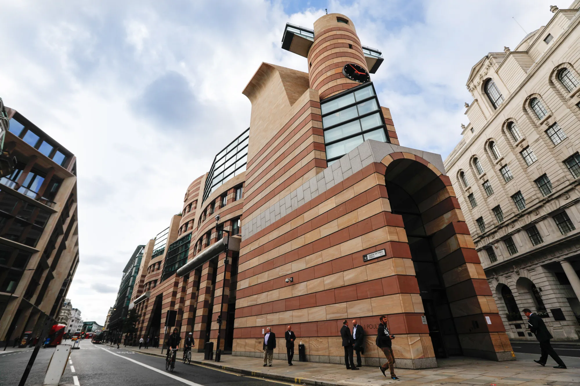 Loan to London Building That WeWork Rents Is on Sale at Discount ...