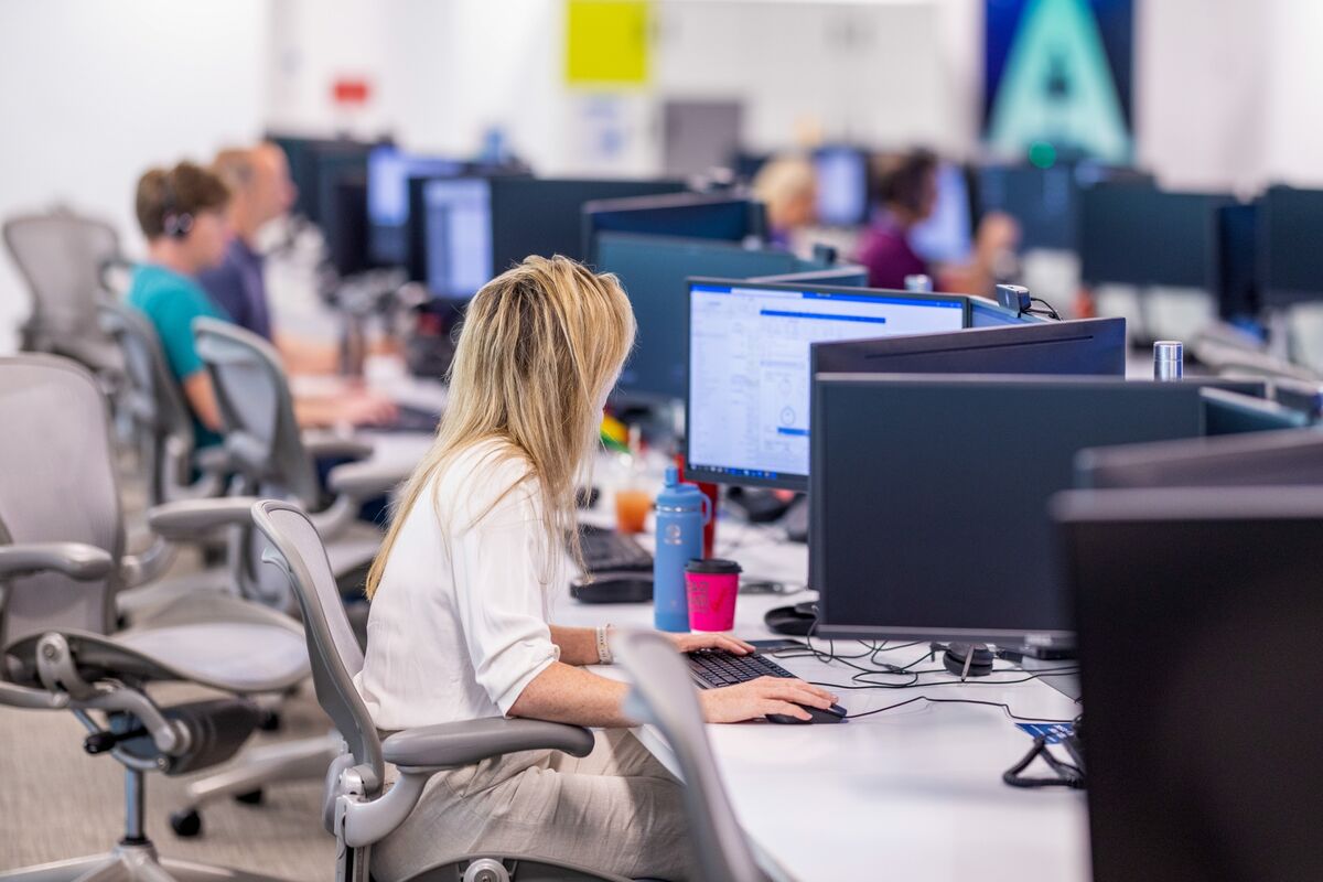 UK Firms Offer Wage Premium for AI Workers in Bid for Growth - Bloomberg