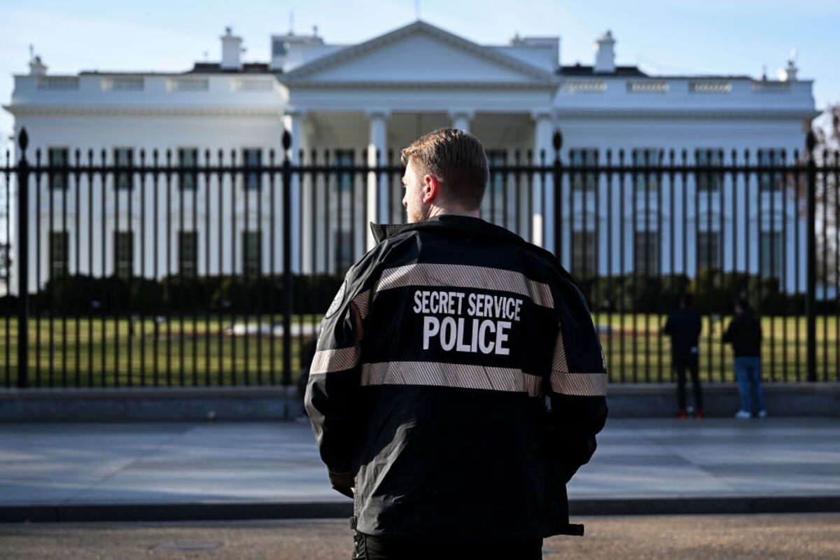 Authorities: Armed man shot by Secret Service near White House while ...