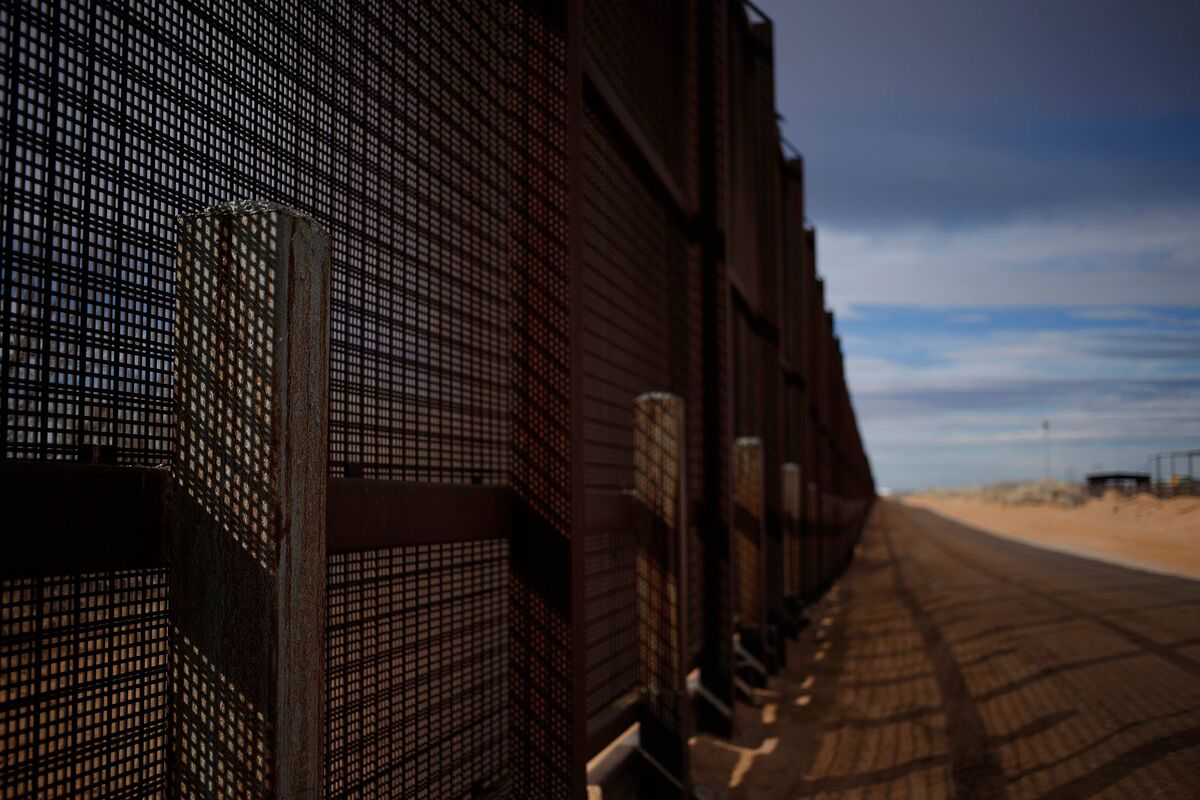Butterflies, Treaty Can’t Stop Private Push for Trump Wall - Bloomberg