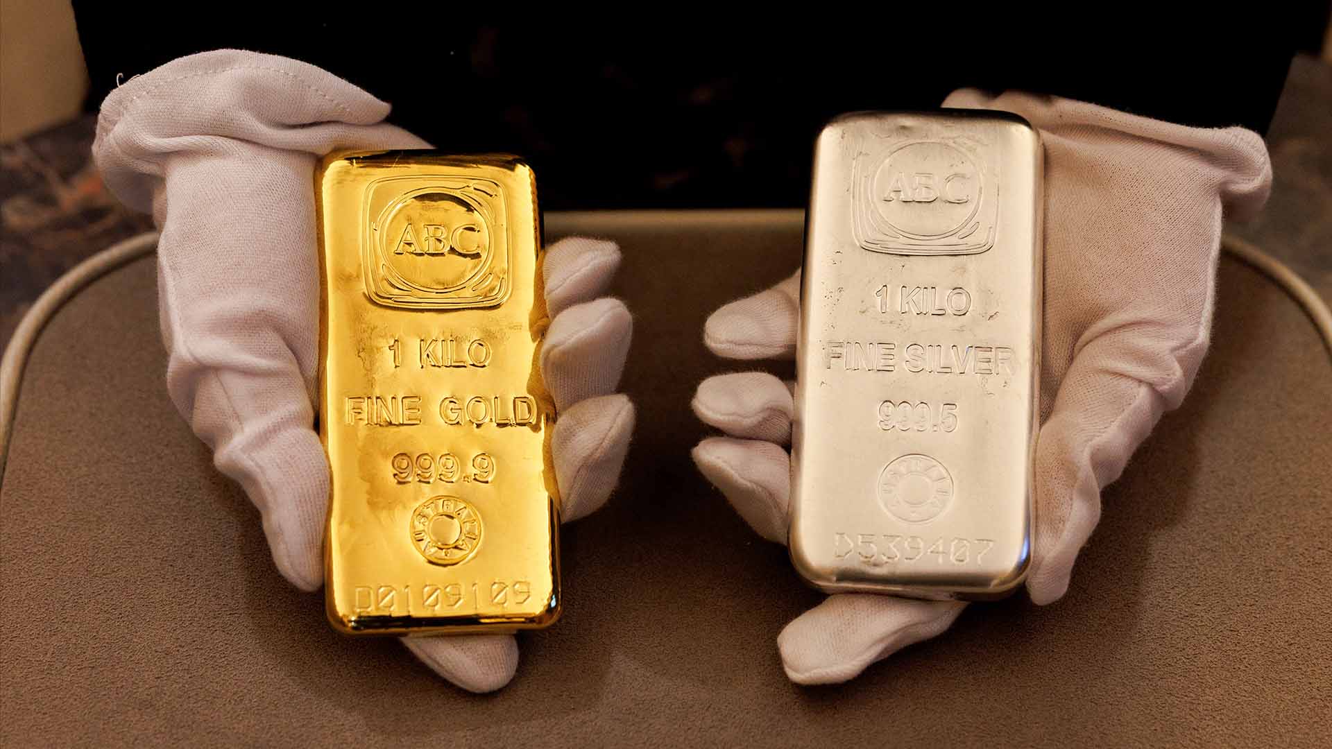 Watch StanChart's Cooper on Gold, Silver Losses - Bloomberg