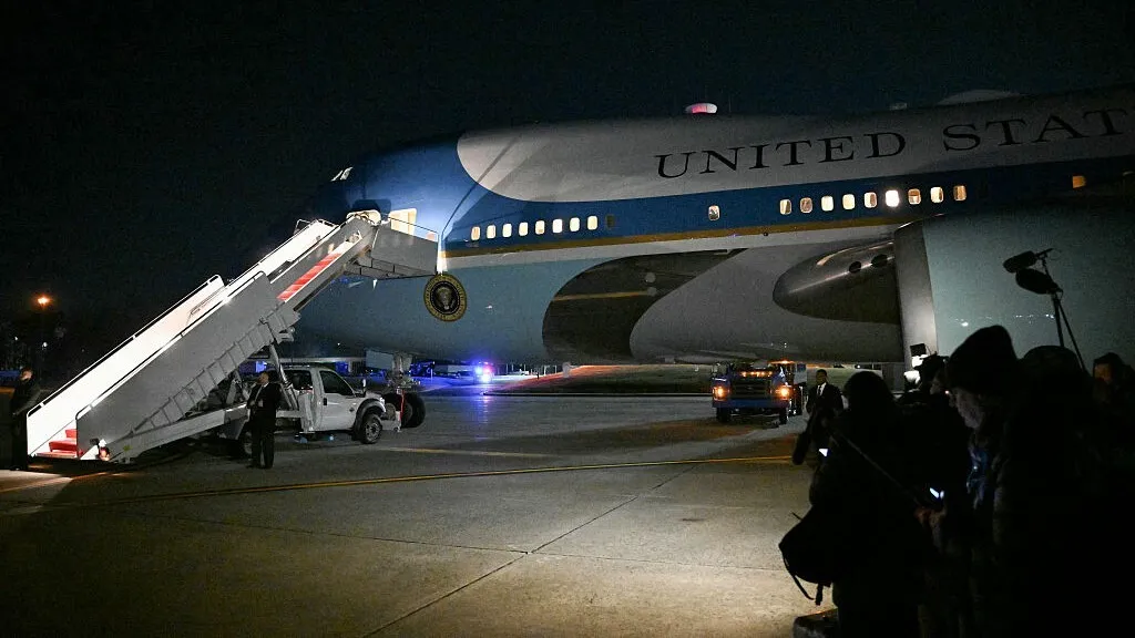 Watch Trump Forced to Switch Plane En Route to Davos After Air Force ...