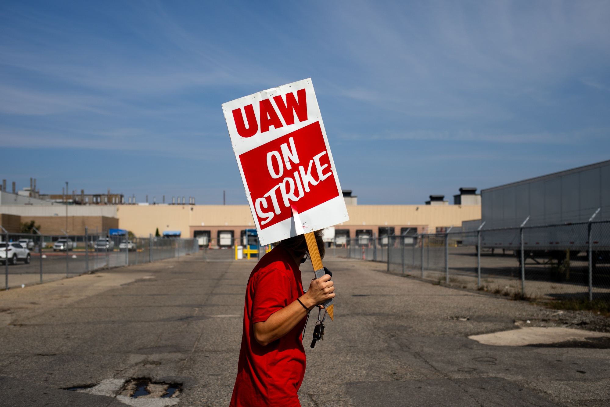 UAW Strike: GM Is Last Holdout With Talks Over Retirement Costs ...