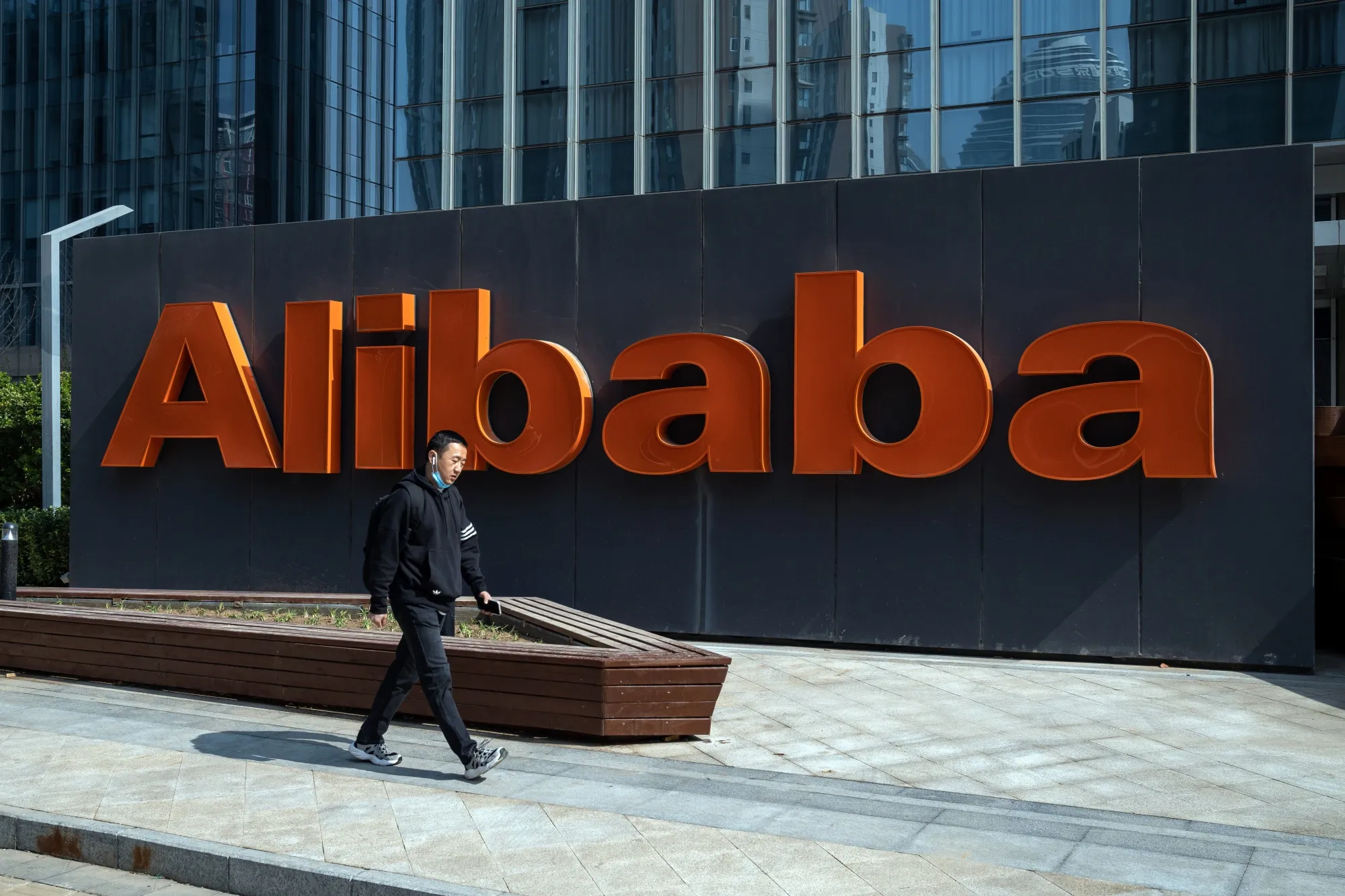 アリババ、1.5万人を今年採用すると発表－人員削減報道を否定 - Bloomberg