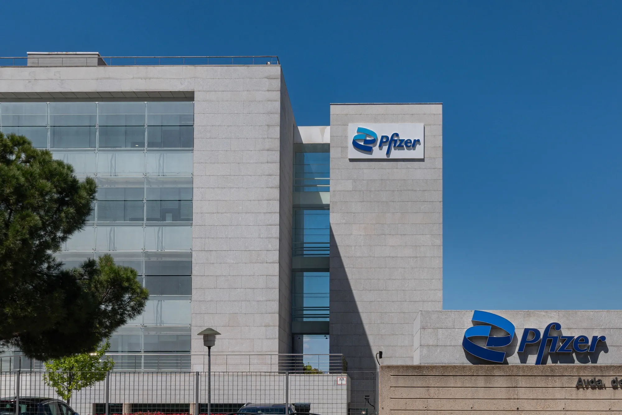 Pfizer (PFE) Ups Profit View as Cost Cuts Offset Lack of Sales Growth ...