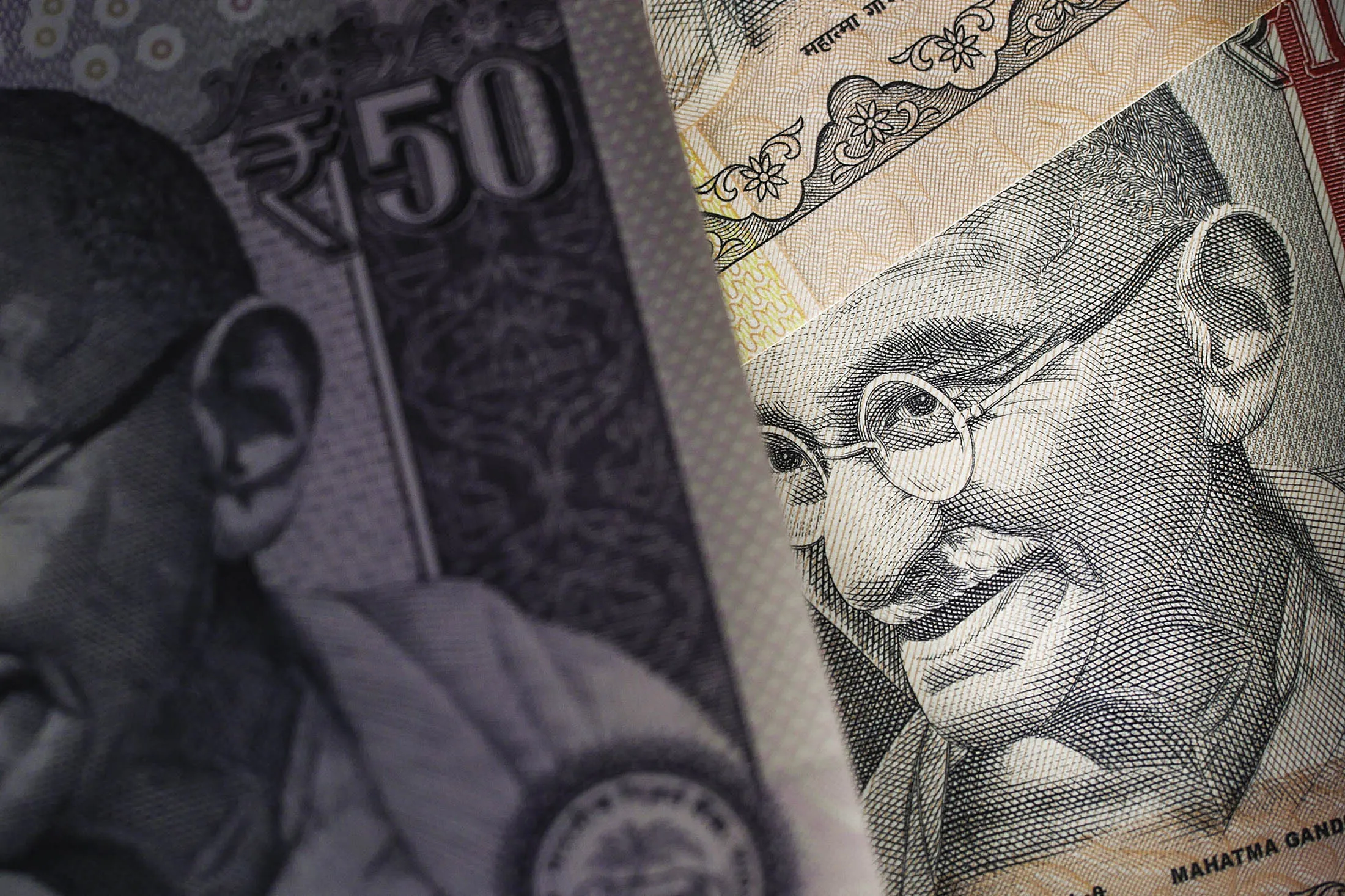 India's Fragile Rupee May Put Rate Cuts Out of Reach - Bloomberg