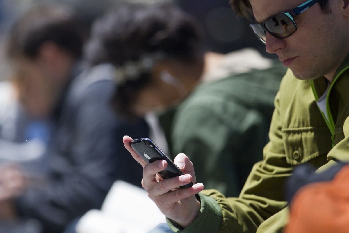 Apple's (AAPL) Tracking Policy Sparks 'Internet Recession' for Tech ...