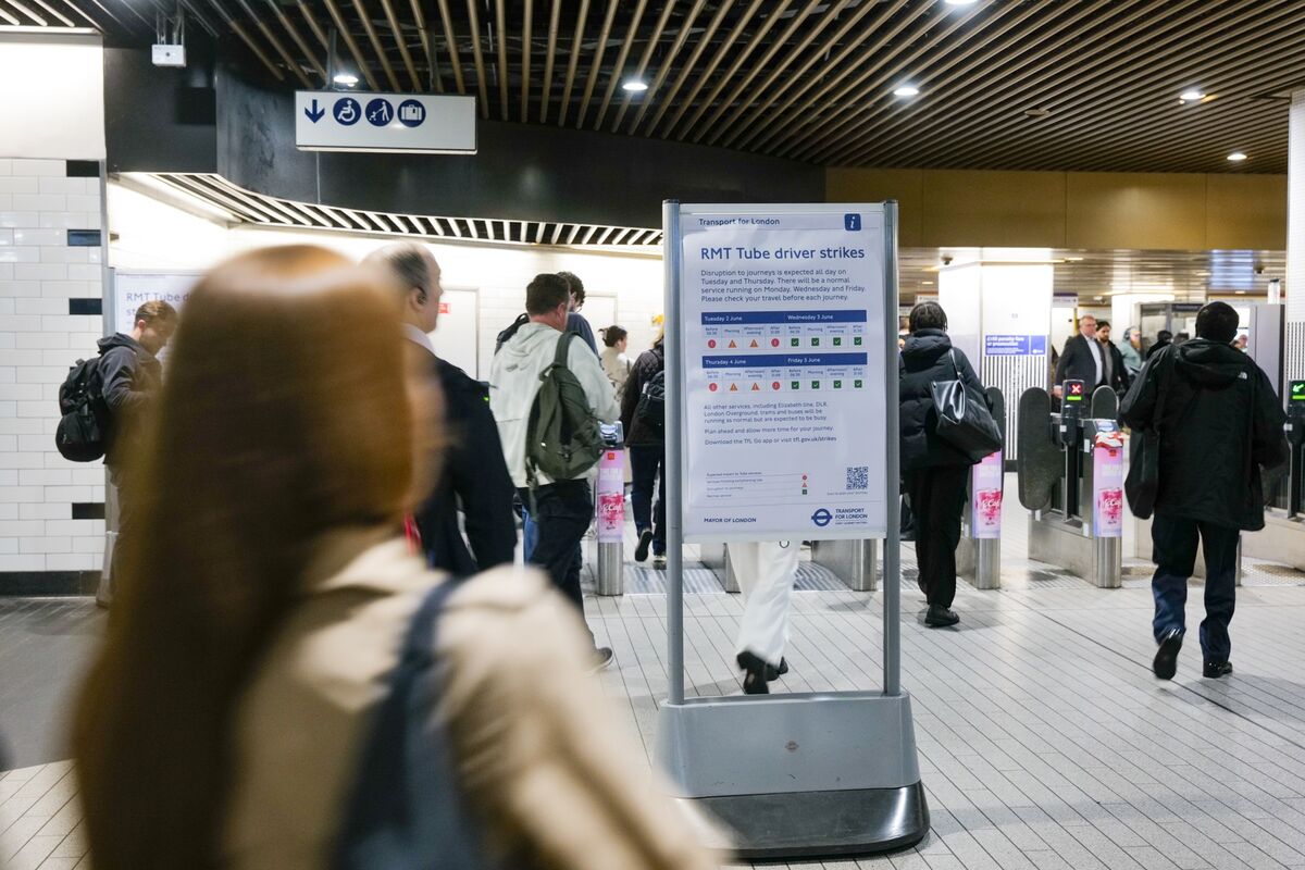 London Tube Strikes: Commuters Brace for Travel Disruptions - Bloomberg
