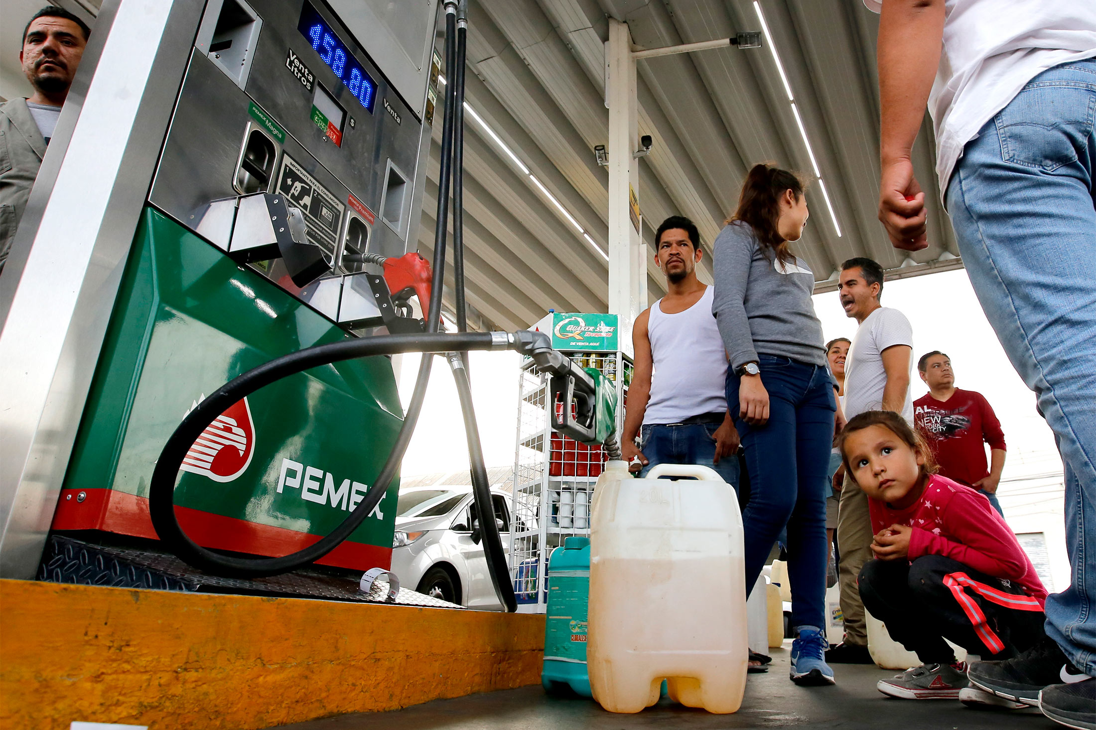 Mexico Government Crackdown on Theft Sparks Fuel Shortages - Bloomberg
