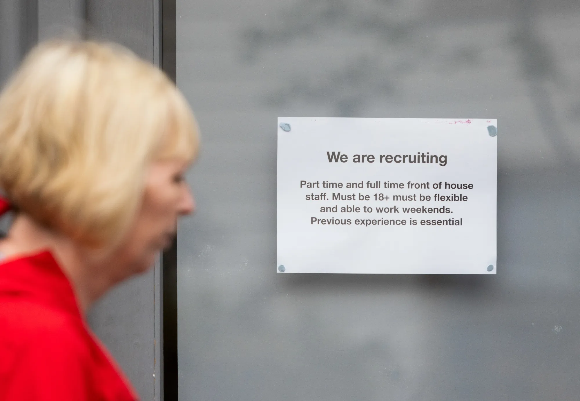 Firms Take Desperate Measures to Tackle UK’s Staff Shortage - Bloomberg