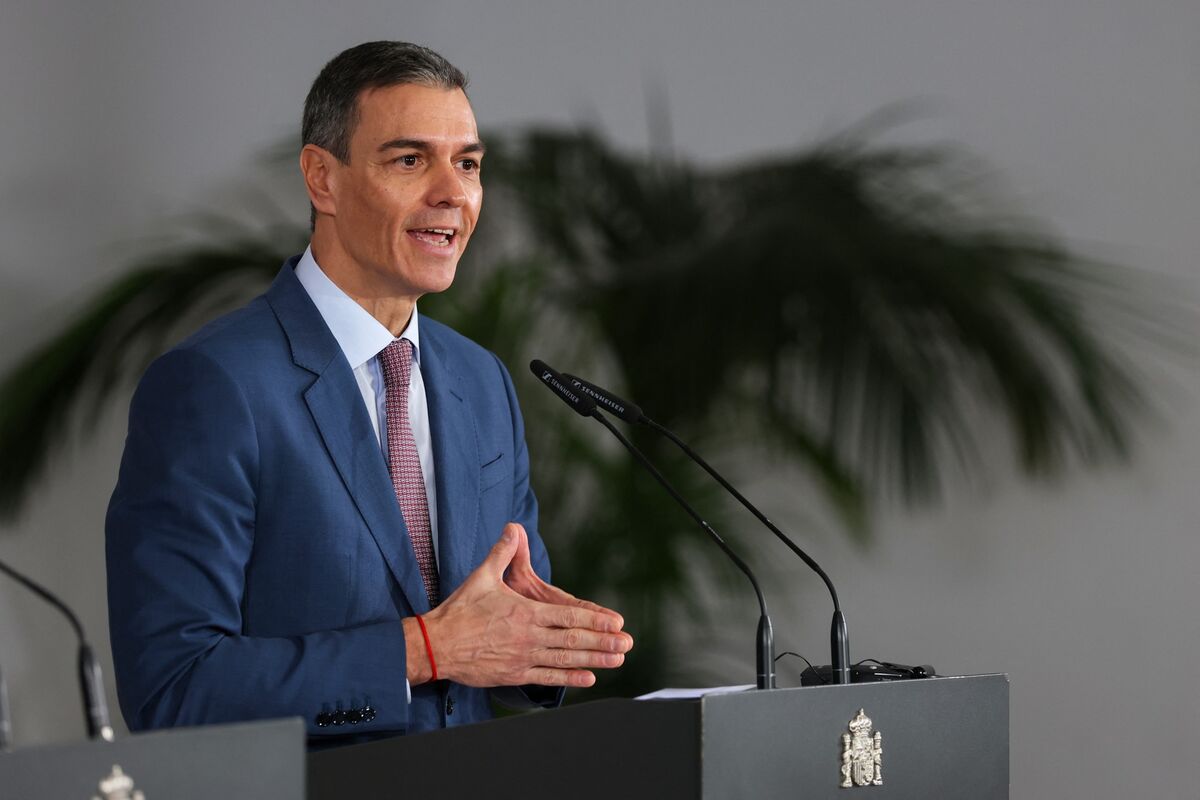 Spain’s Sanchez Takes On Musk Over Plan to Legalize Immigrants - Bloomberg