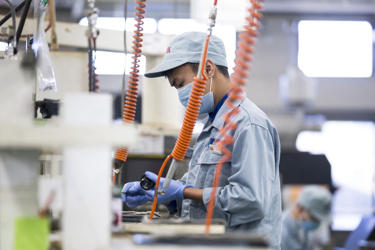 Japan’s Factory Output Slides Under Pressure From Global Slump - Bloomberg