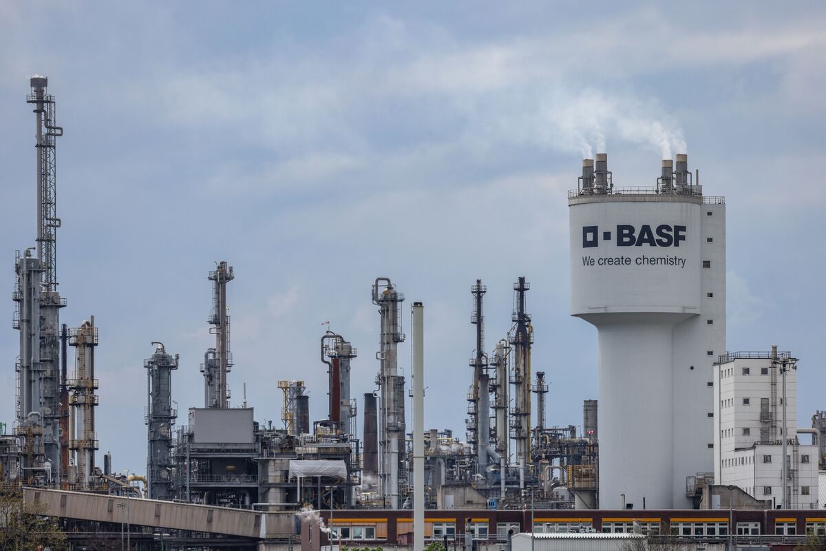 BASF Eyes More Cost Cuts as Chemicals Slump Continues - Bloomberg
