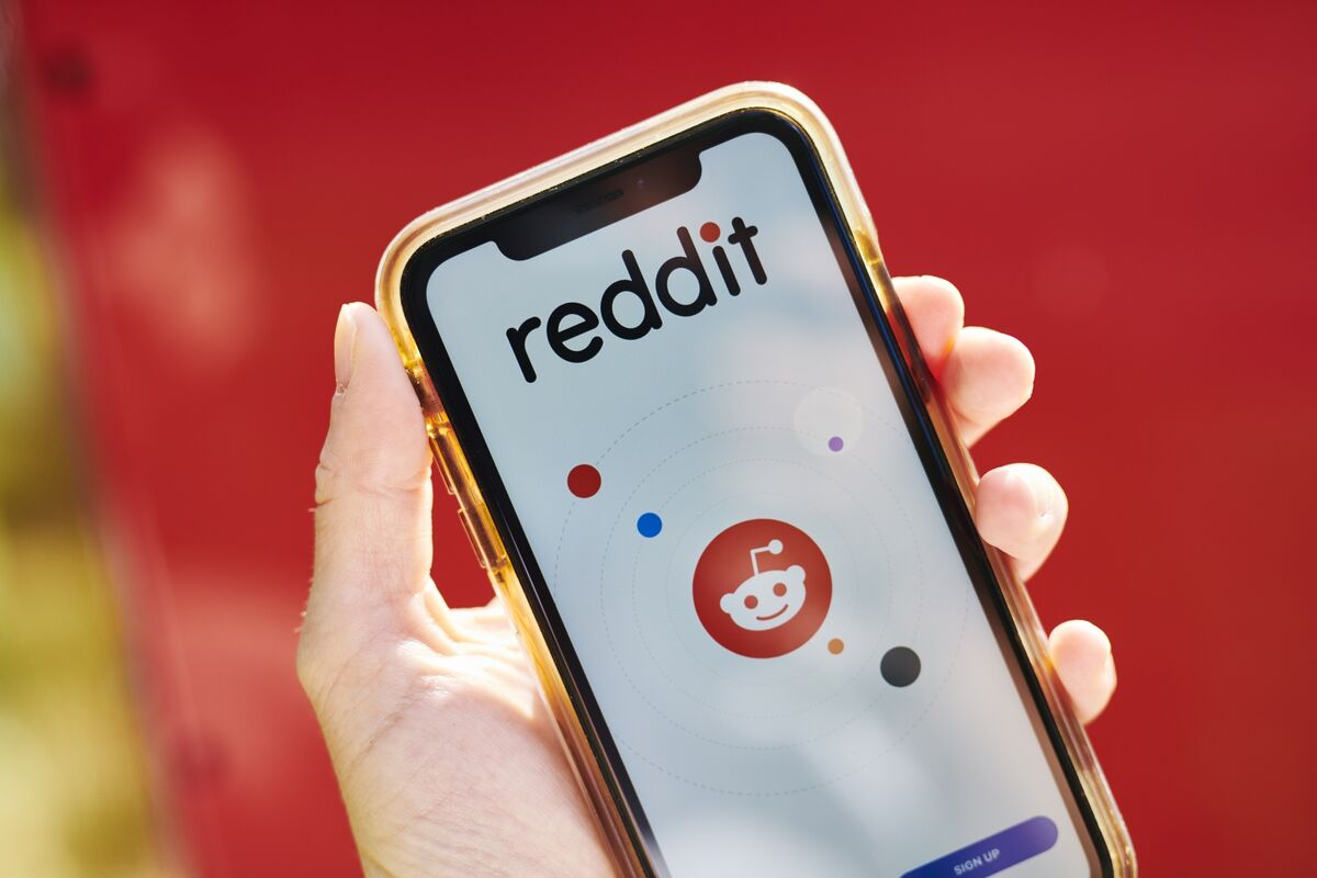 Reddit Is Raising Funding at $10 Billion Value, Led by Fidelity - Bloomberg