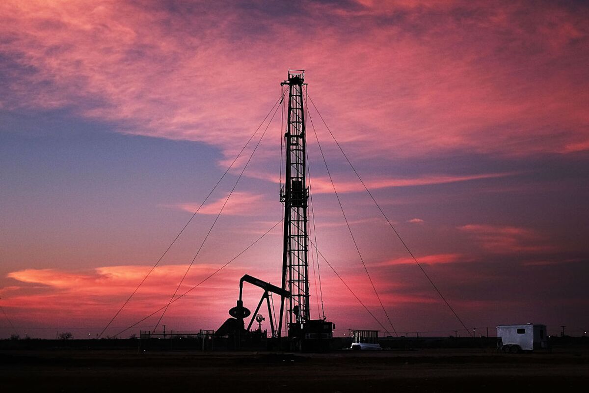 Why Are Frackers Still Drilling Shale Oil With Prices So Low? - Bloomberg