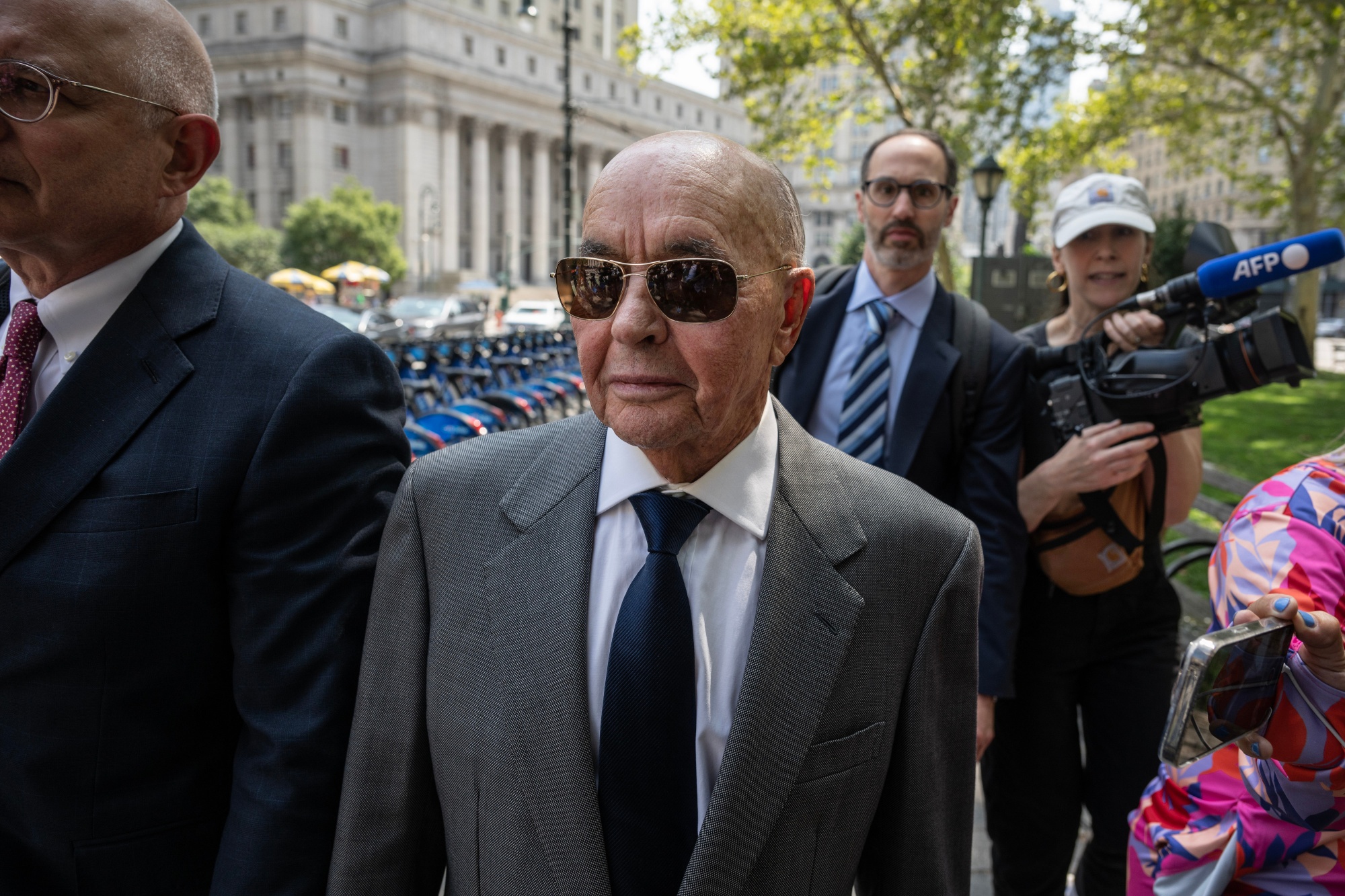 Billionaire Joe Lewis’ Pilot Pleads Guilty to Insider Trading - Bloomberg