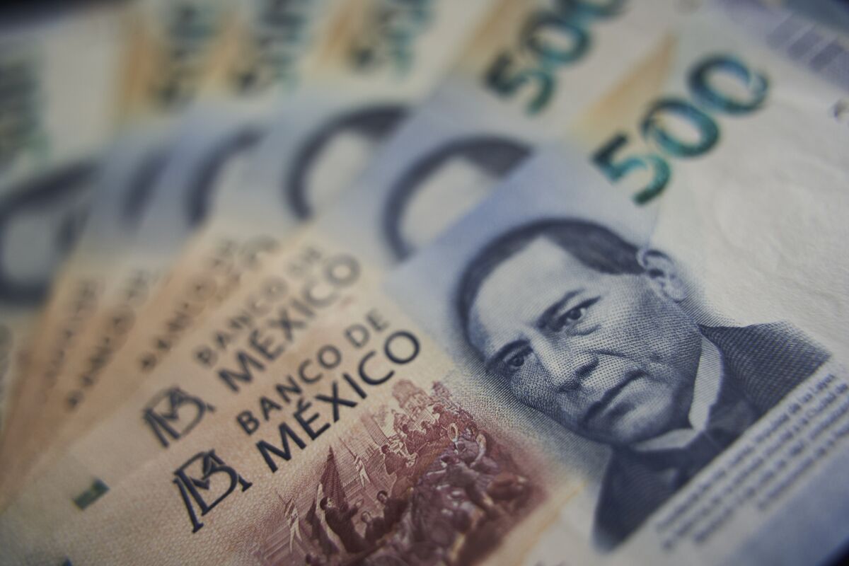 Hedge Funds Pile Into Mexican Peso, Fueling World’s Best Rally - Bloomberg