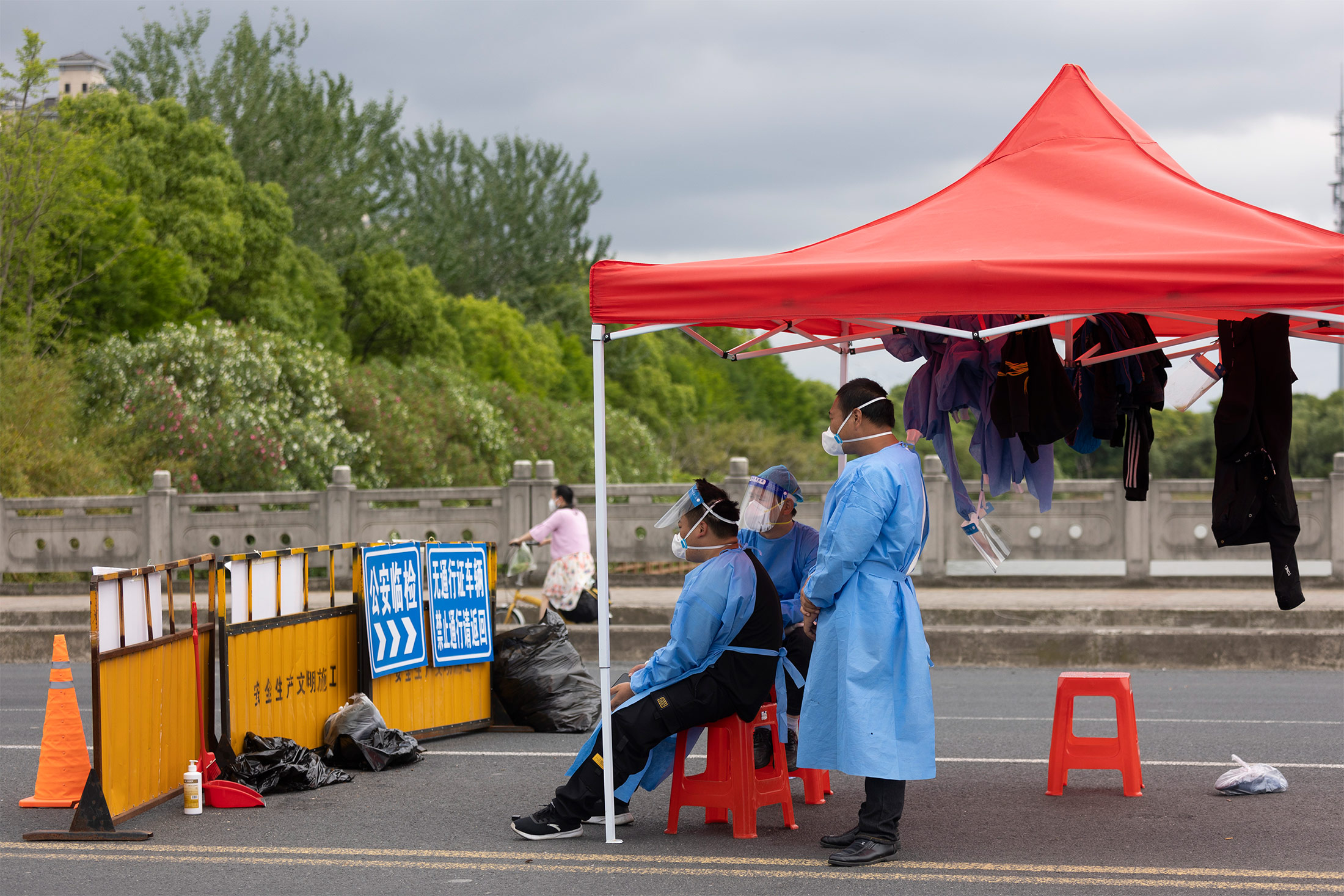 Shanghai Local Covid Enforcers Keep Lockdowns Going Even as Cases Drop ...