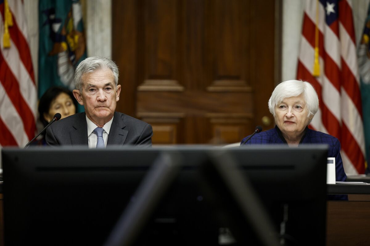 Yellen, Powell Compromised on a Comma as They Vied for Fed Chair ...
