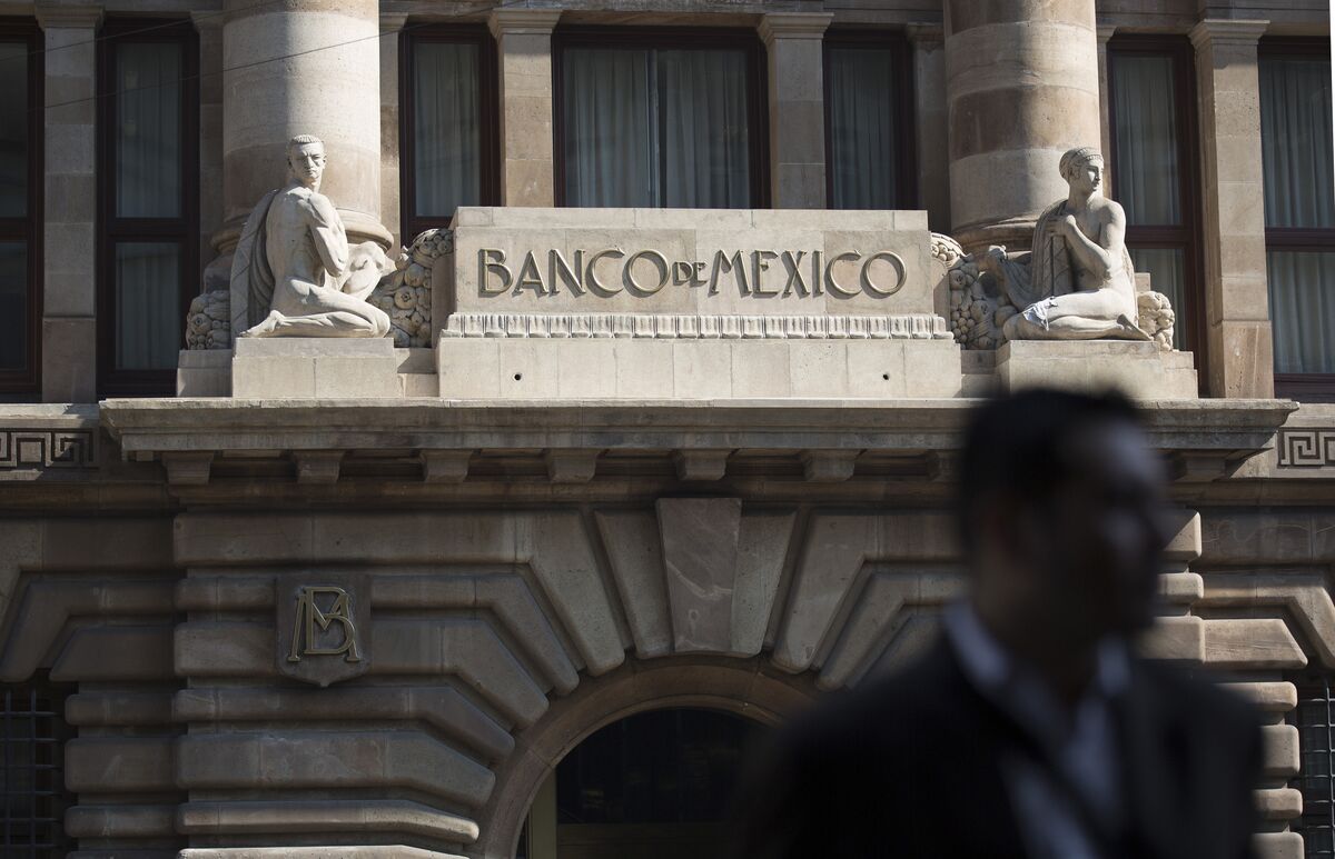 Mexico Senate Passes Bill to Make Banxico Buy Excess Dollars - Bloomberg
