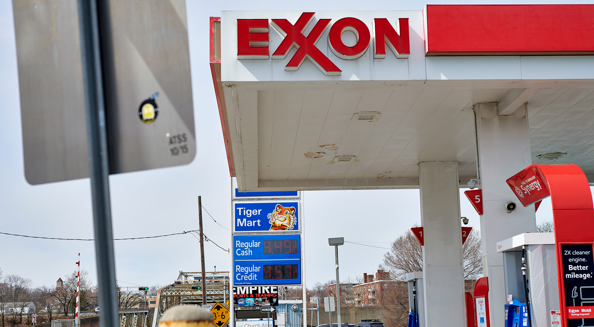 エクソンとシェブロン、ともに過去最高益－エネルギー価格高騰追い風 - Bloomberg