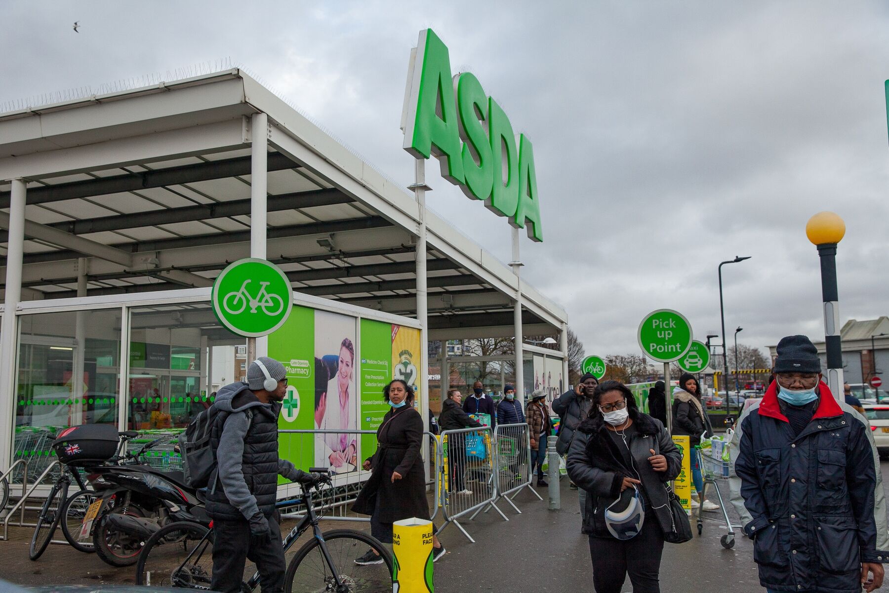 Asda Sales Rise as Cheap Range Attracts Strapped Customers - Bloomberg