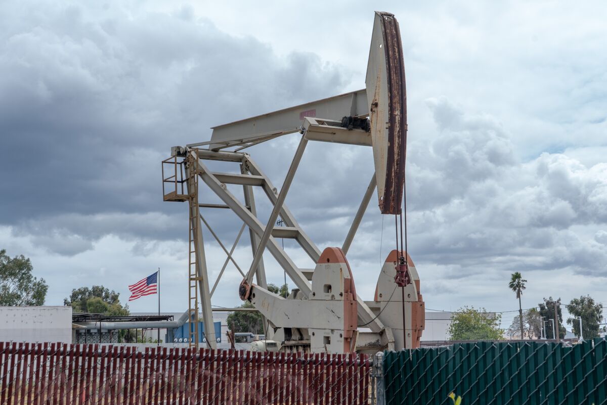 US Crude Inventories Drop by Most on Record as Exports Surge - Bloomberg