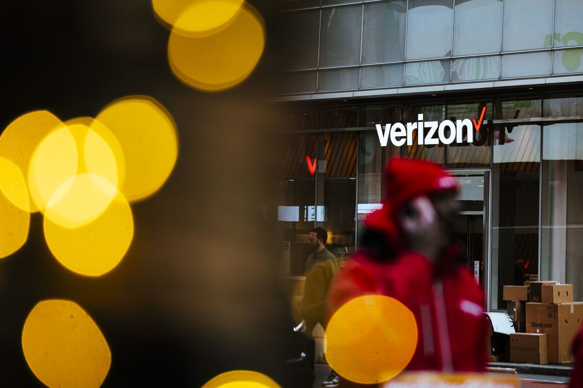 (VZ) Verizon Gains Customers in Consumer Unit Seeking Turnaround ...