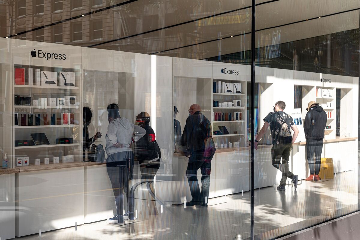 All U.S. Apple Stores Now Open a Year After Closures Began - Bloomberg