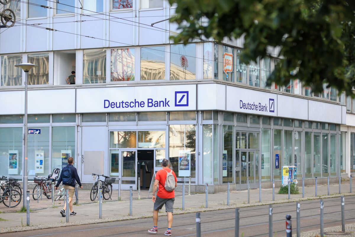 Deutsche Bank Completes Sale of $1 Billion CRE Loan Portfolio - Bloomberg