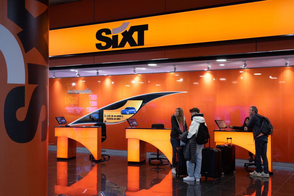 Sixt Warns on Poor Vehicle Resale Values Amid EV Slowdown - Bloomberg
