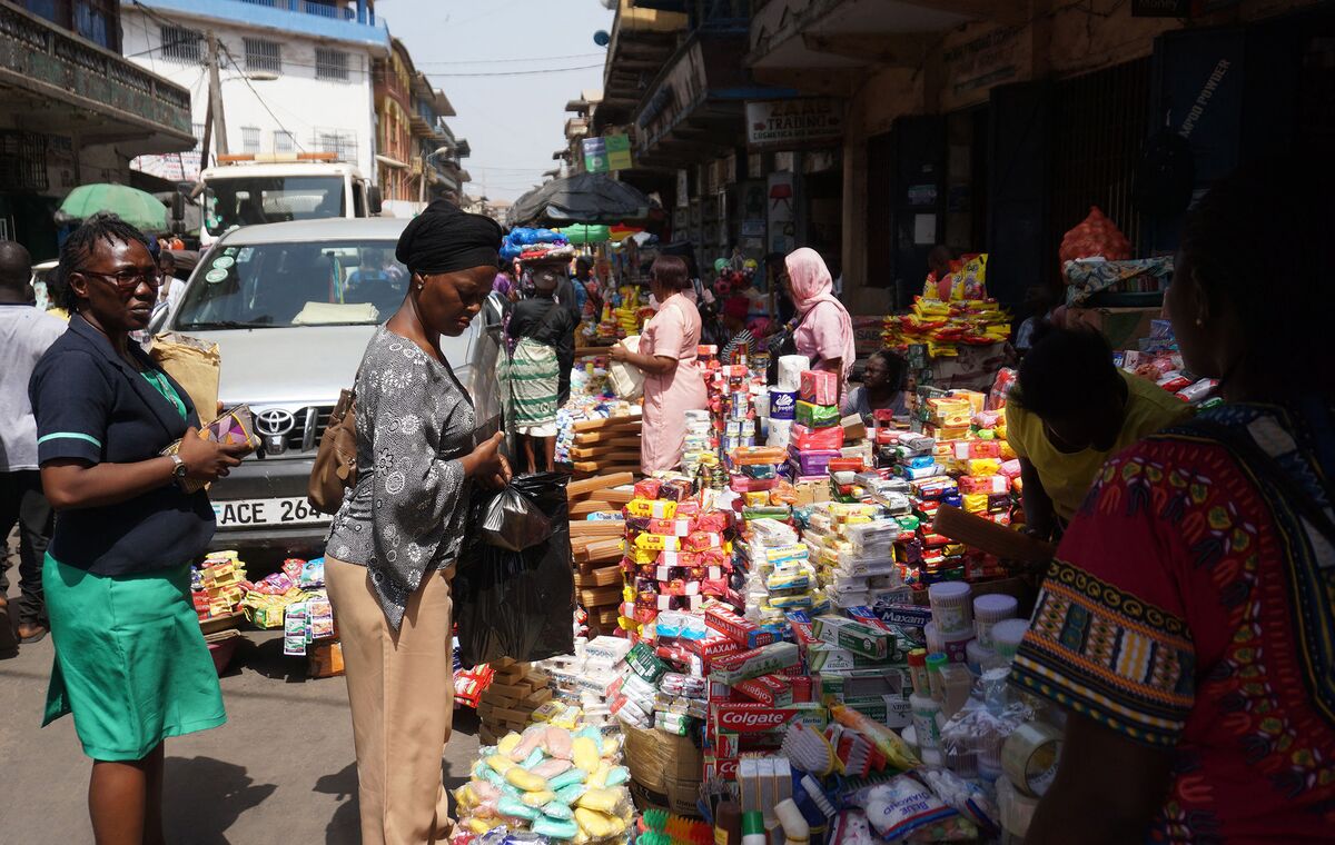 Sierra Leone Raises Benchmark Rate to 17% to Curb Inflation - Bloomberg