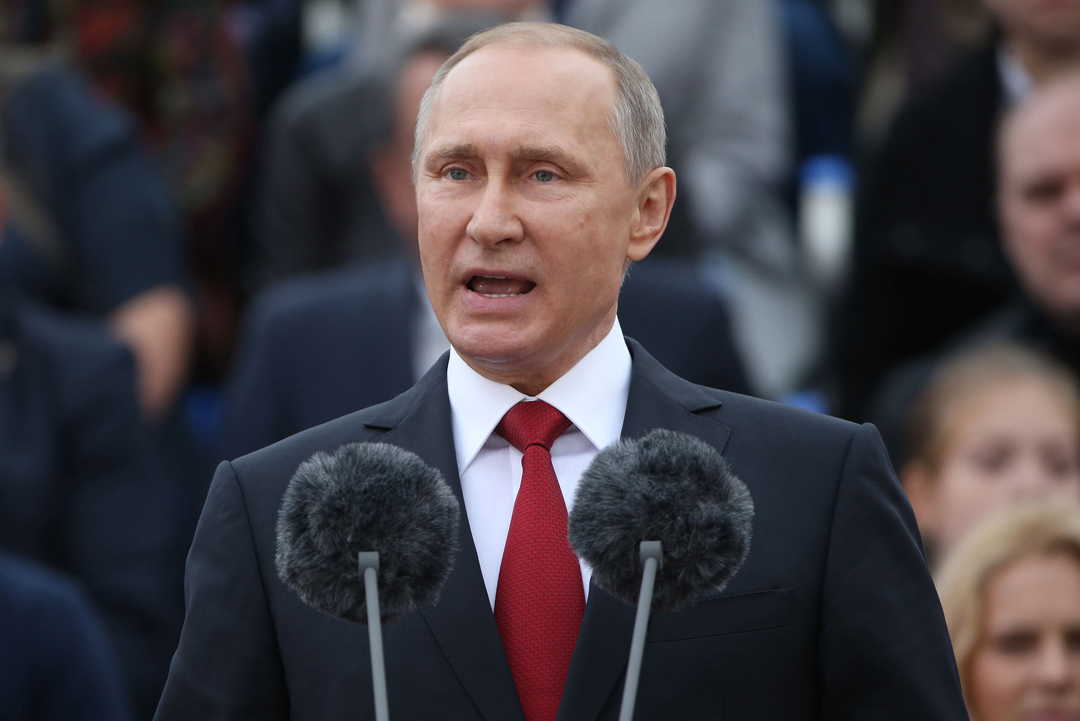 Putin Favoring Military Picks Guns Over Schools, Hospitals - Bloomberg