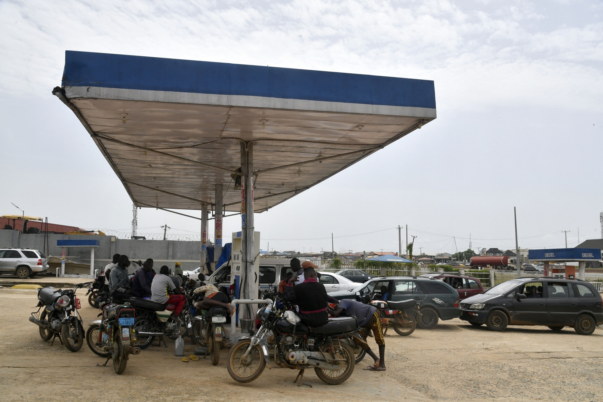 NGN/USD Nigeria to Save $28 Billion on Fuel Subsidies End, Weaker Naira - Bloomberg