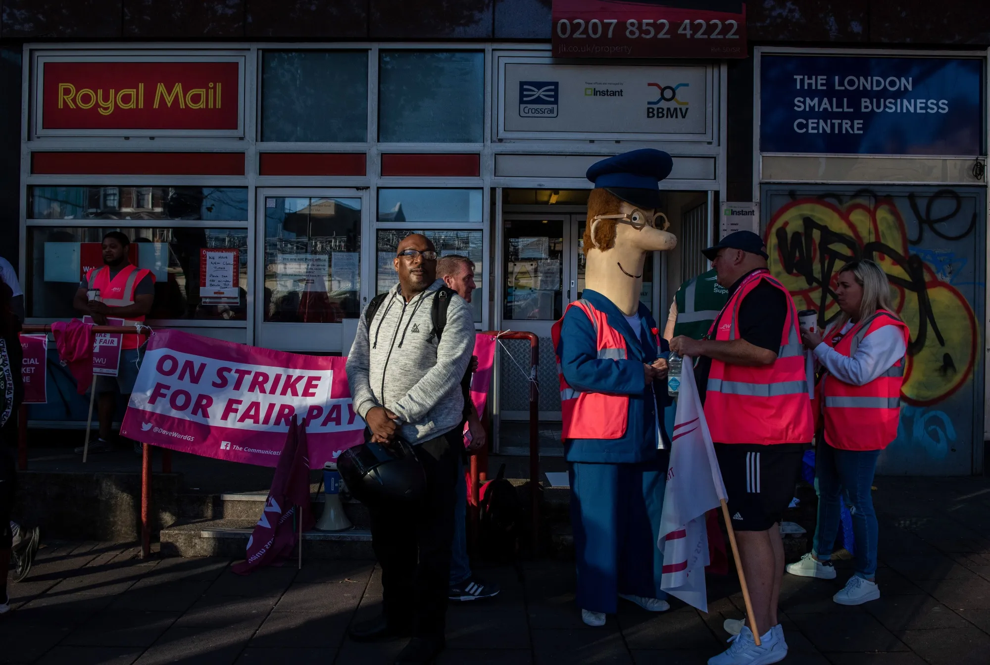 Royal Mail Sees Four-Day Delivery Delay as 115,000 Staff Strike - Bloomberg