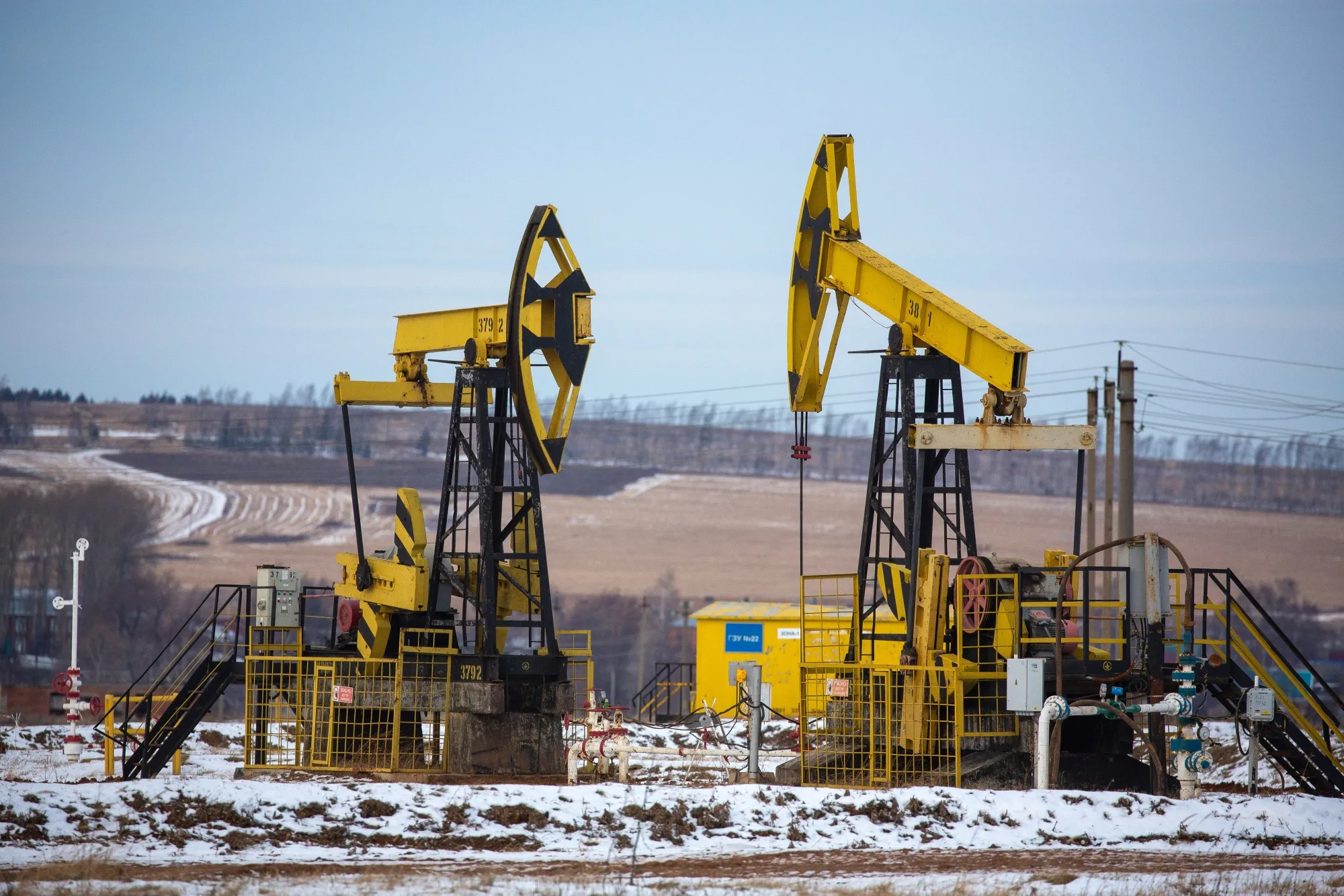 Trump’s Russia Oil Sanctions Face Early Test in China Meeting - Bloomberg