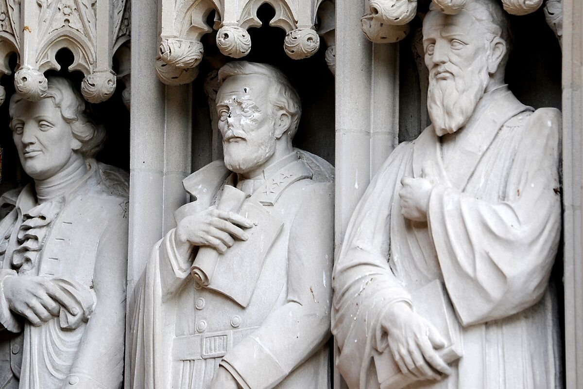 Duke University Removes Damaged Robert E. Lee Statue - Bloomberg