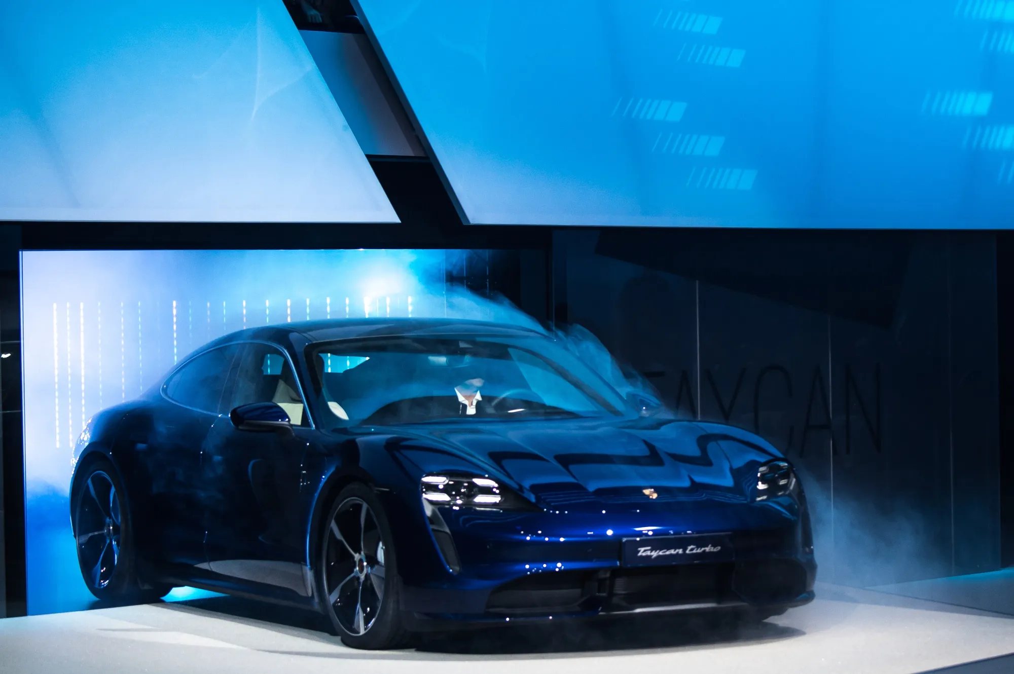 Porsche s Electric Taycan Barely Clears the 200 Mile Range Mark Bloomberg