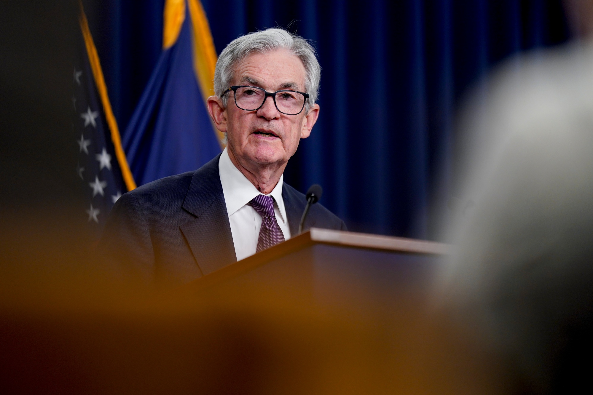 FOMC、政策金利据え置き－利下げ急ぐ必要ないとパウエル議長 - Bloomberg