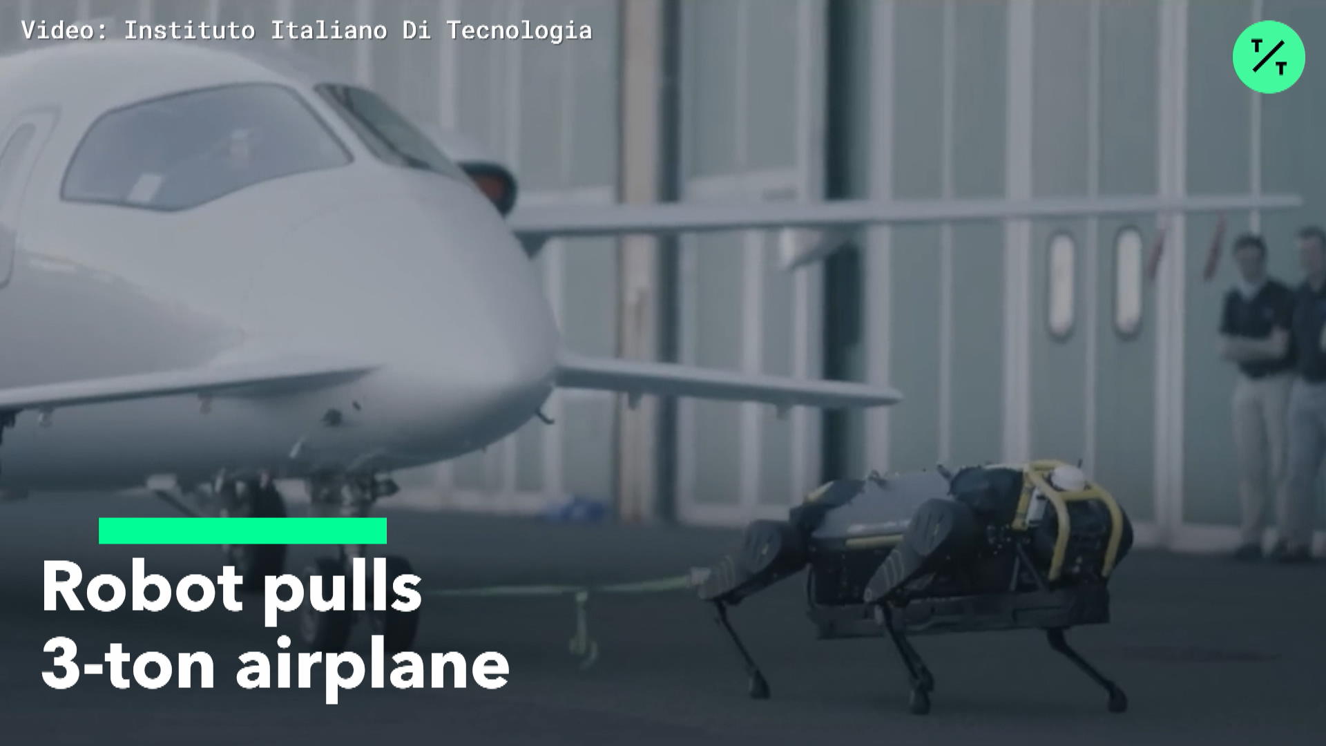 Watch Robot Pulls 3-Ton Airplane - Bloomberg